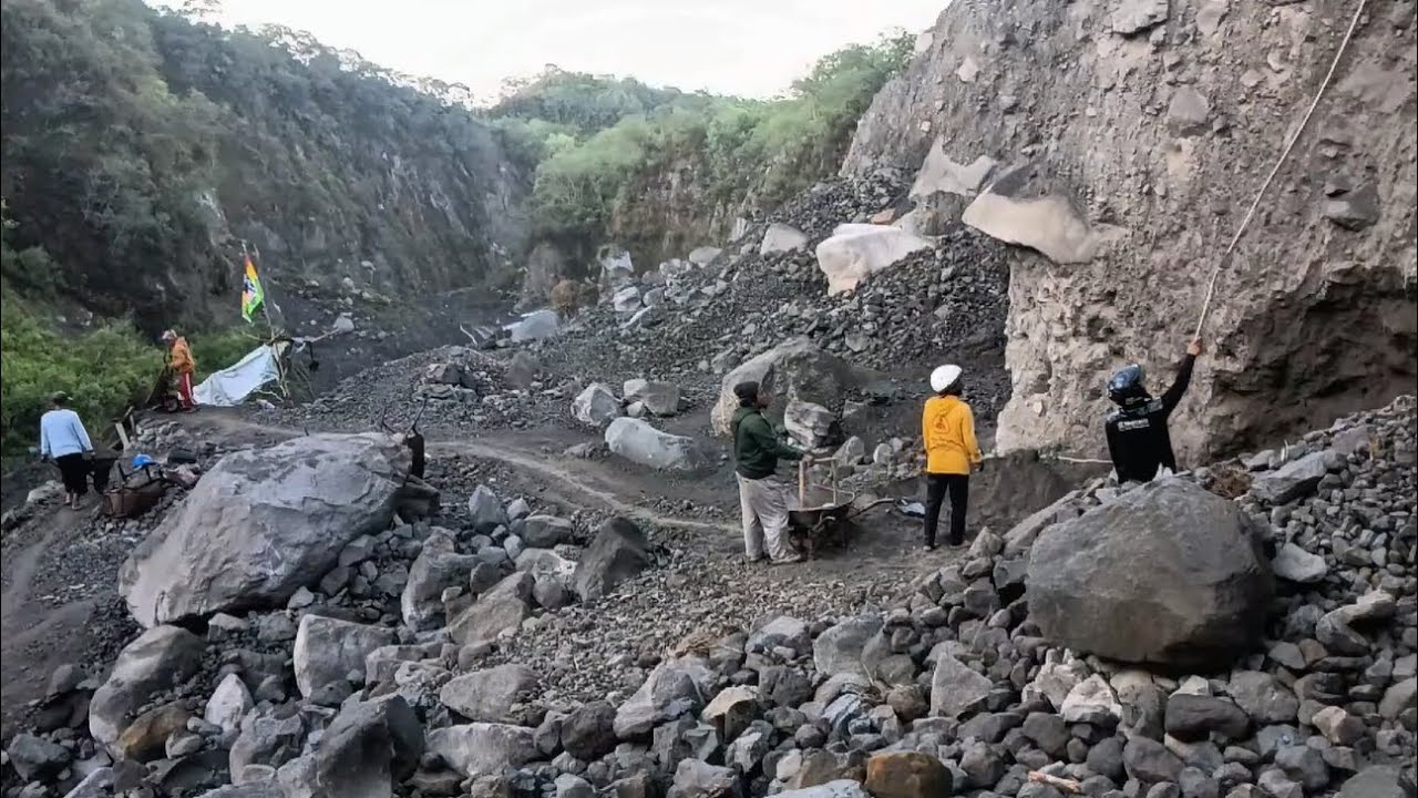 The Daily Struggle of Traditional Sand Workers: No Modern Tools, Just ...