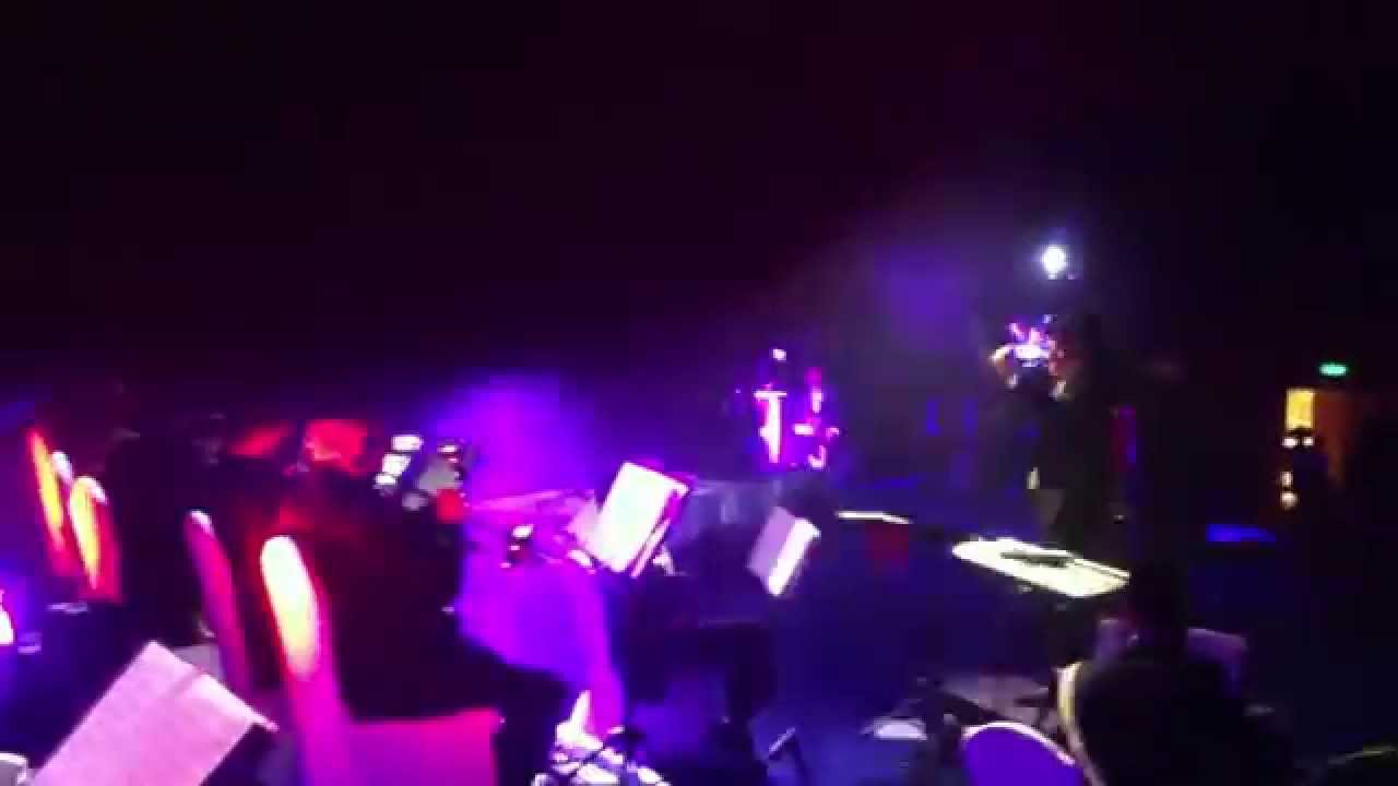 המנצח האגדי יואלי דיקמן מנגן בלייב יצירה מפורסמת של יאני . Yoeli Dicman ...