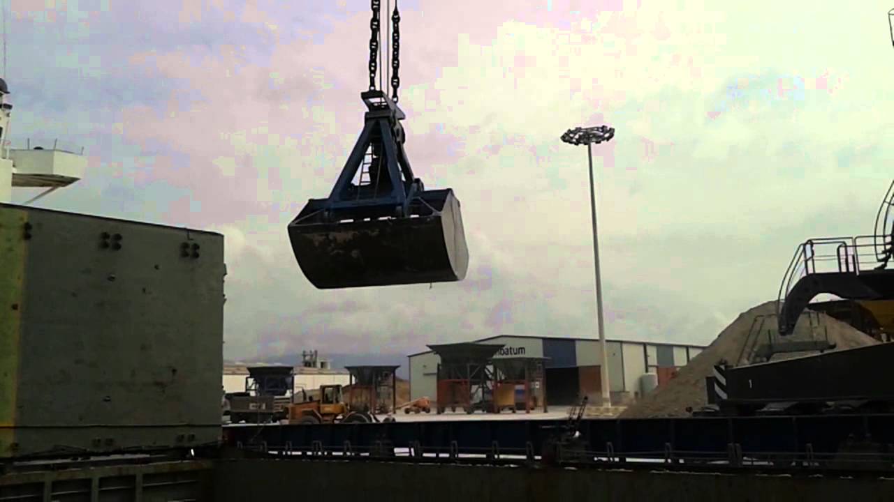 Discharging clay in bulk from a bulk carrier - YouTube