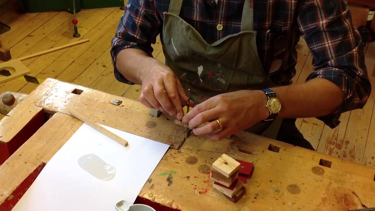 Slöjdvargen på Lagman visar hur man limmar ihop ett knivskaft - YouTube