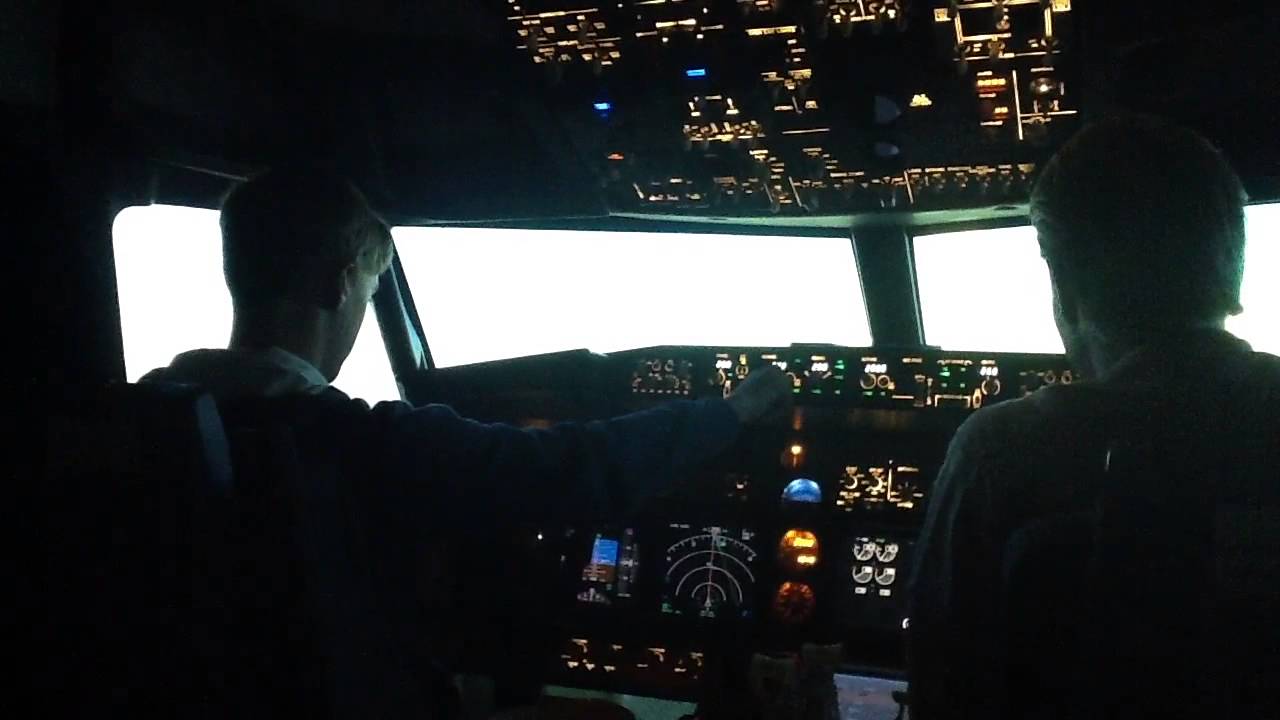 Boeing 737-800 full flight simulator Fuel pump LOW PRESSURE and Landing ...