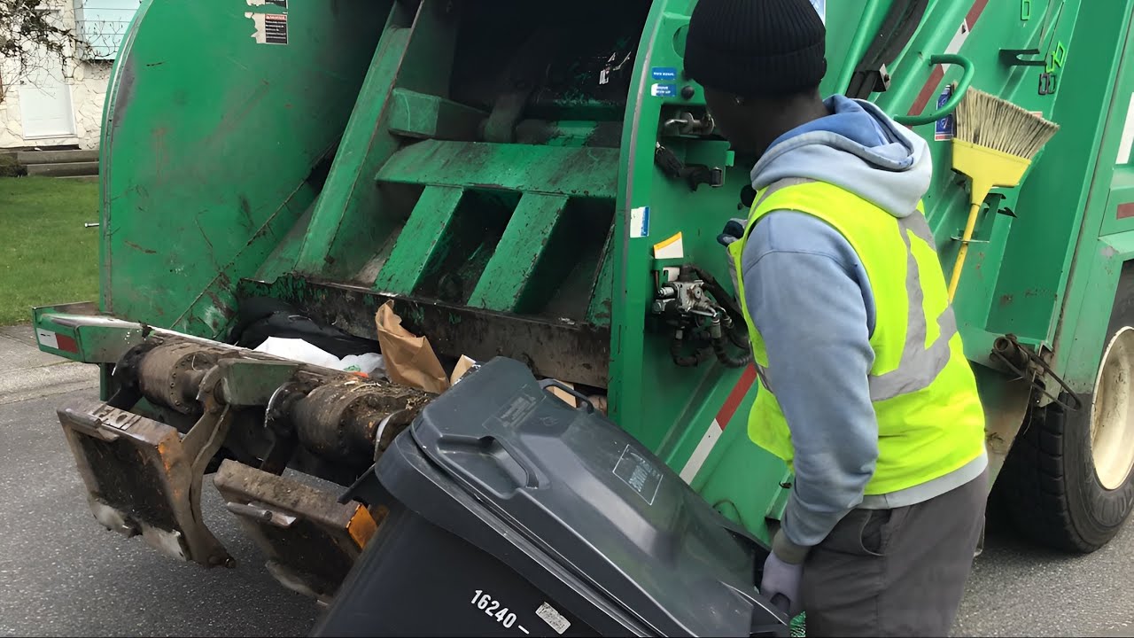 Sierra Waste Services Limited Rollins Leach 2R-III Rear Loader 336 on ...