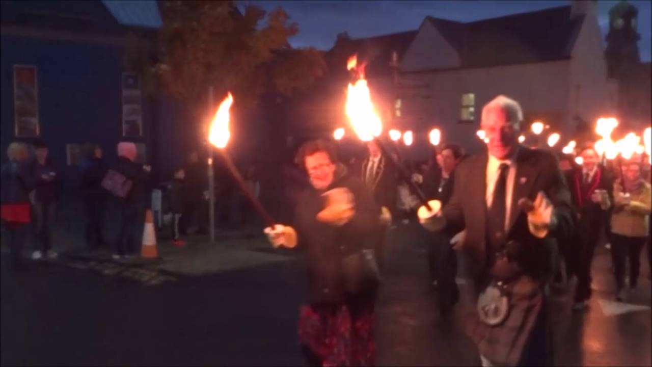 Mod 2016 Torchlight parade in Stornoway - YouTube