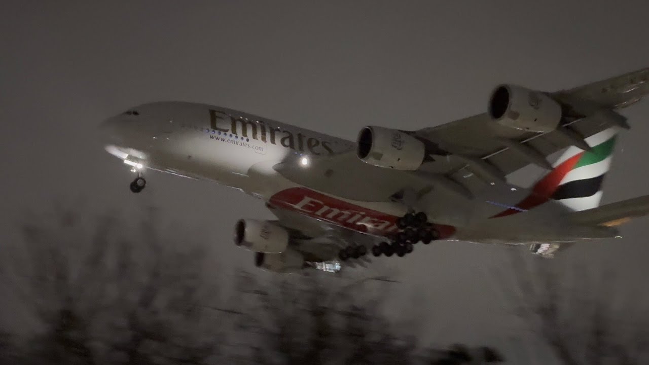 4K BREATHTAKING Night Plane Spotting at Heathrow Airport - YouTube