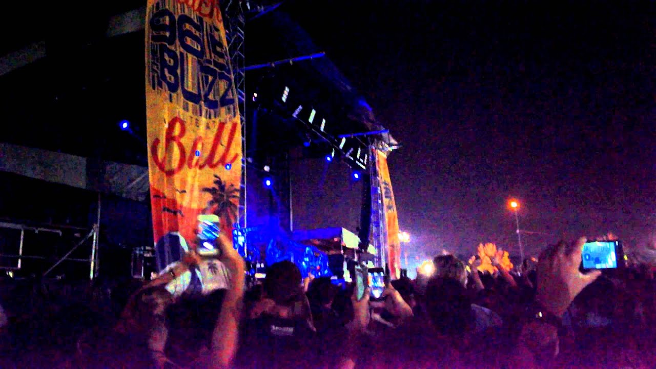 alt-J - Live @ Buzz Beach Ball 2013 "Tessellate" - YouTube