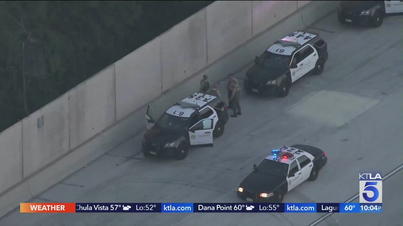 Windshield of LASD vehicle smashed on 57 Freeway - YouTube
