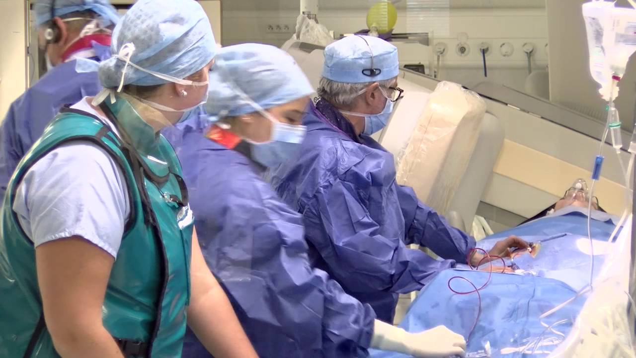 Angioplastie carotidienne par voie radiale (appropriée au patients âgés ...