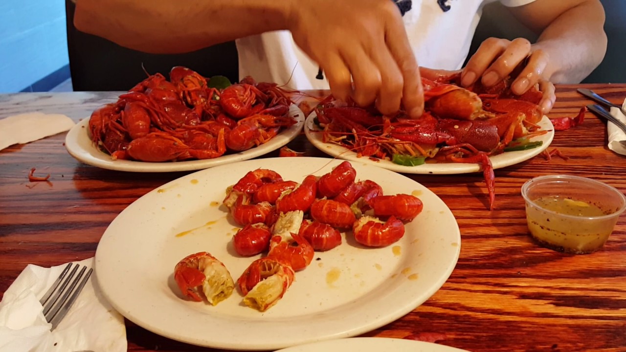 Fastest way to peel crawfish - YouTube