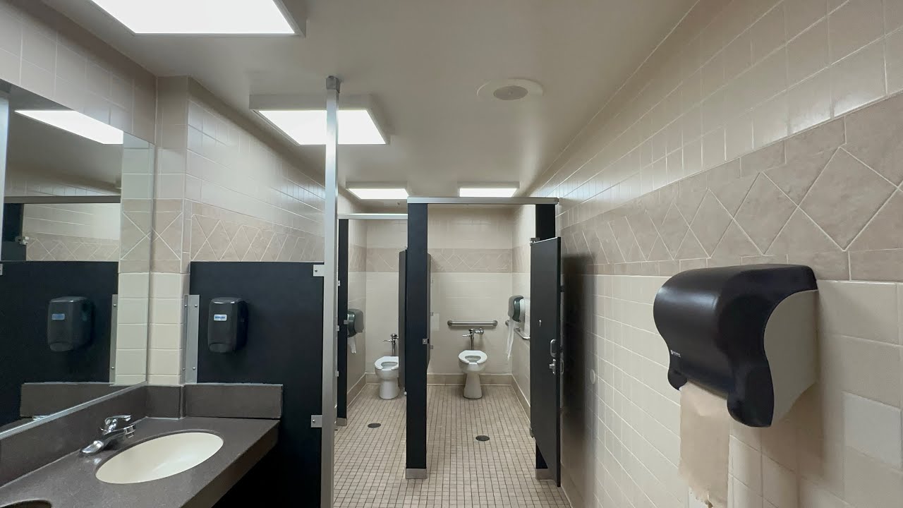 Applebees Men’s Restroom - YouTube