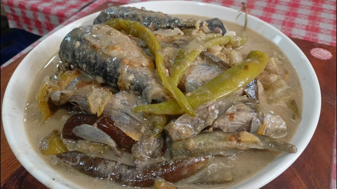 The Best Pagluto sa Gata; Ginataang Tulingan with Kamias - YouTube