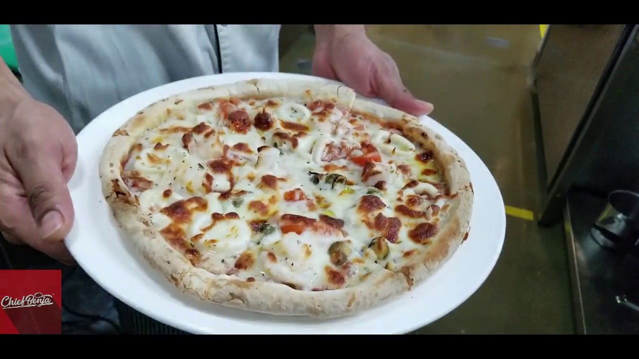 How to make Pescatore pizza - YouTube