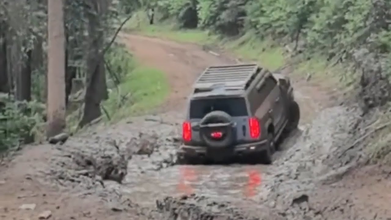 BYD FangChengBao Leopard 5 off-road experience in deep mud pits - YouTube