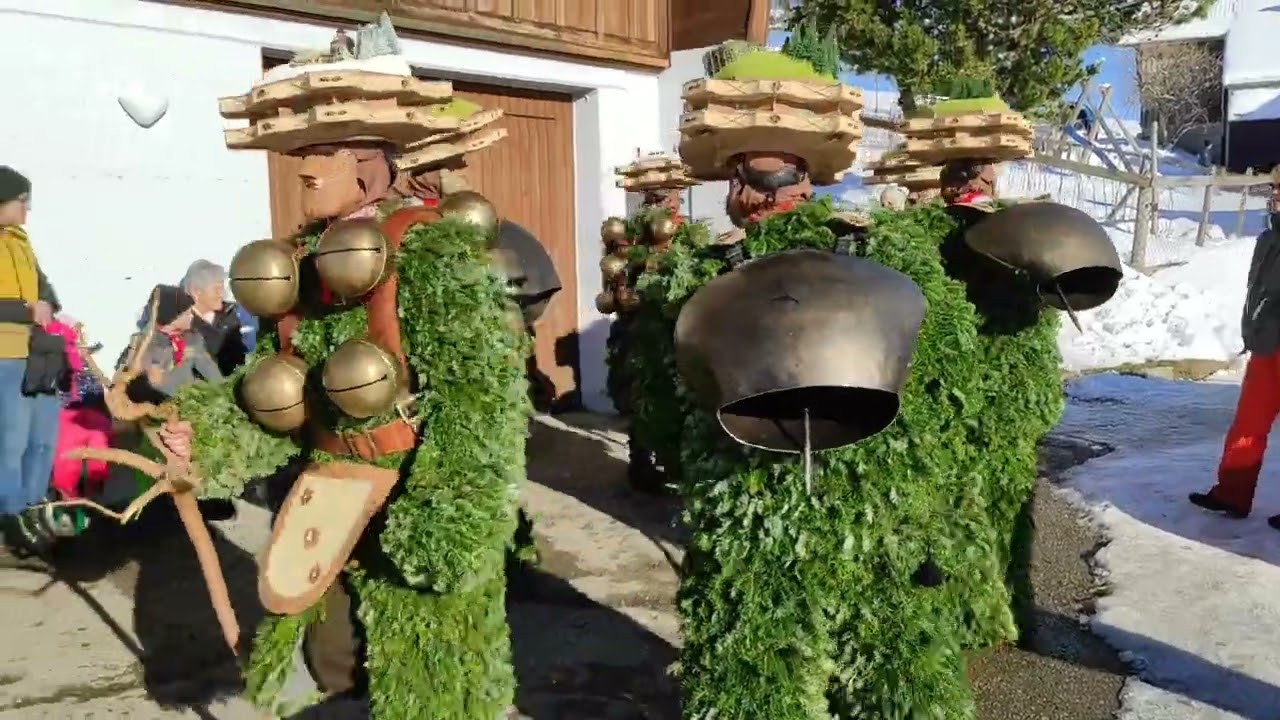 Swiss Appenzell traditional Silvester Chlausen // tradisional di desa ...