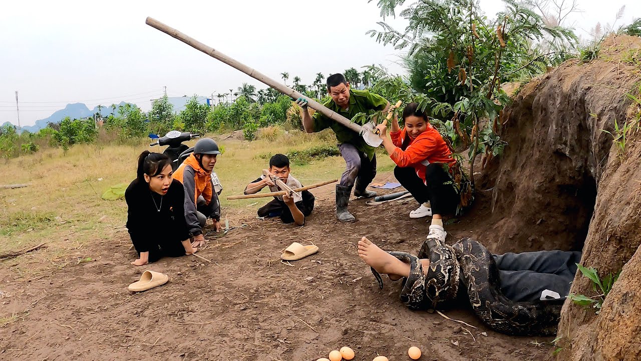 Terrified, The Girl Was Dragged Into The Cave By A Hungry Giant Python ...