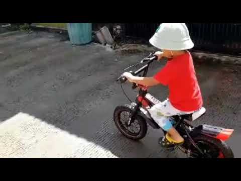 Bermain Sepeda di Taman - YouTube