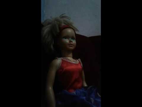 Maquiando  a boneca de olhos vendados