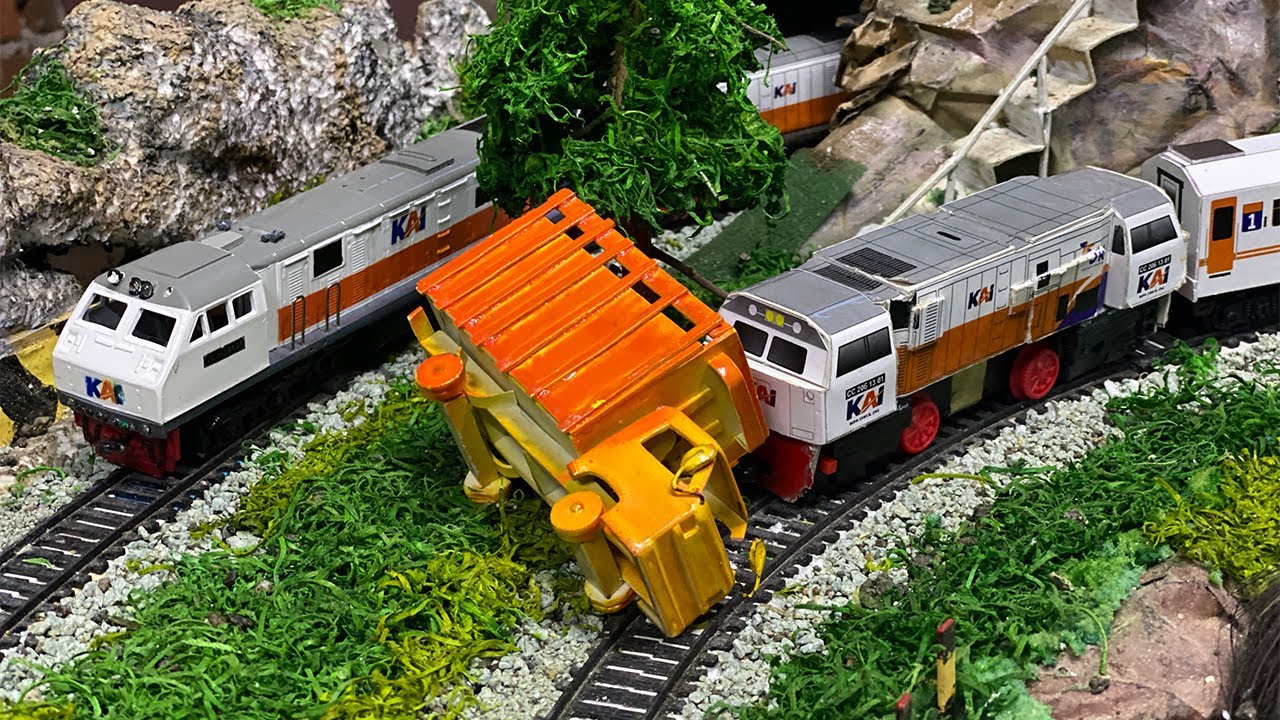 Kereta Api RC CC206,CC203 Tergelincir Saat Tabrak Truk Oleng Hingga ...