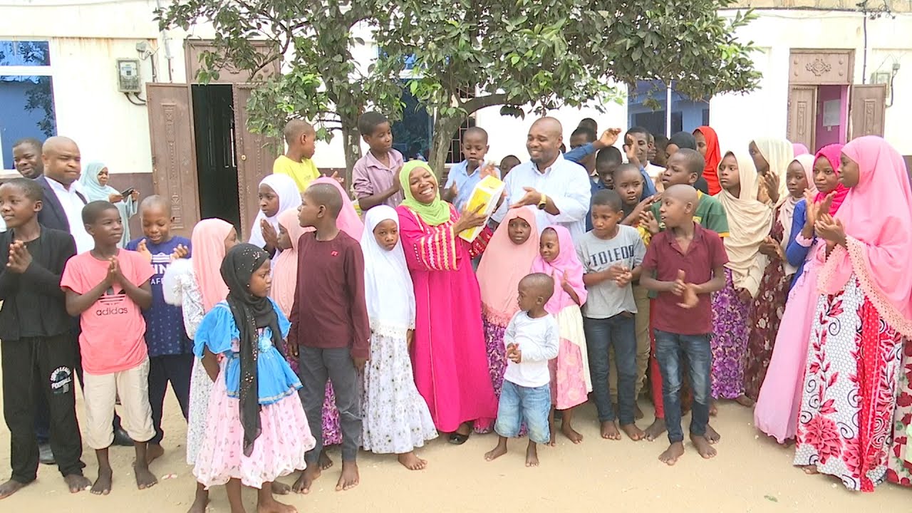 MAMA MARIAM MWINYI ATOA SADAKA YA FUTARI - YouTube