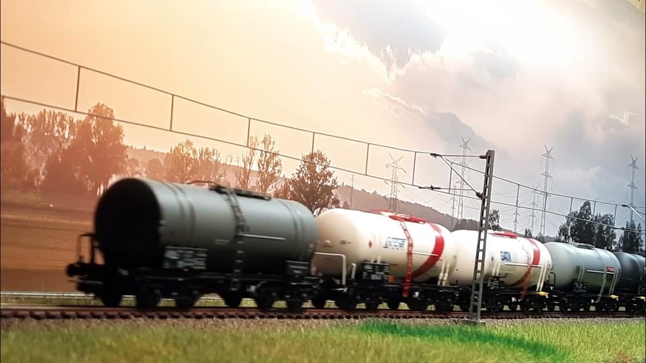 1:87 EU46 Vectron Cargounit z cysternami pod drutem, oraz Lxd2 z towarowym. - YouTube