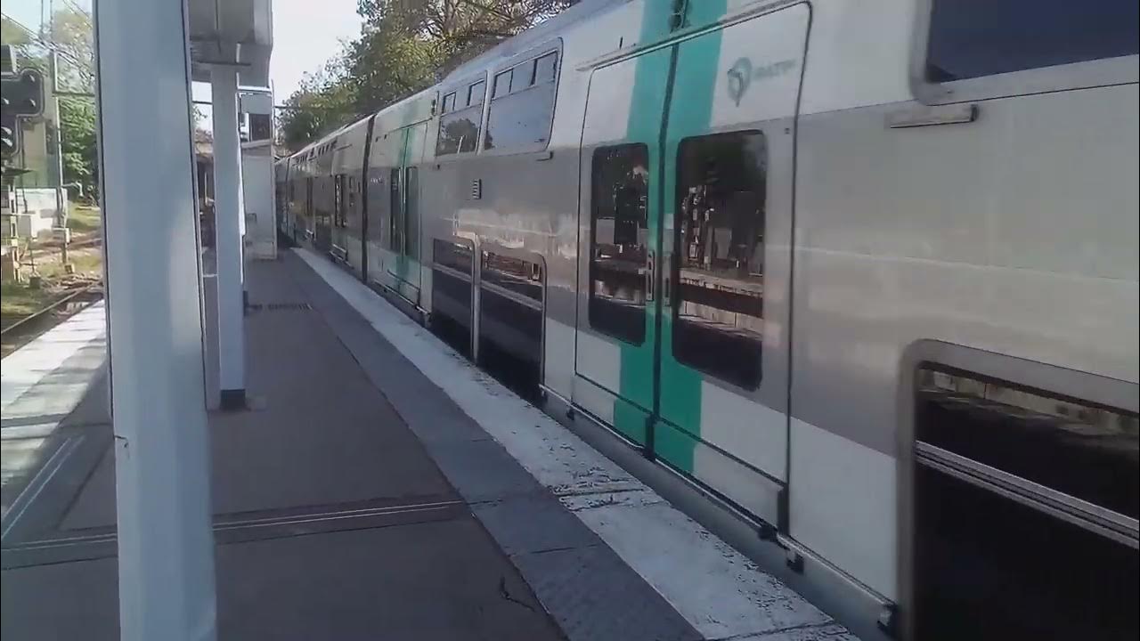 Arrivée d'un RER A a Le Vésinet le Pecq - YouTube