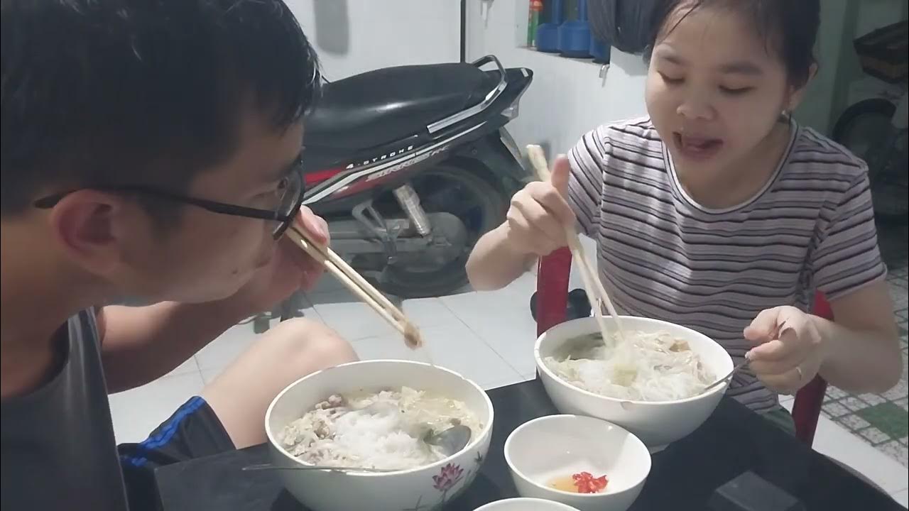 ăn hủ tiếu cùng huy ly. - YouTube