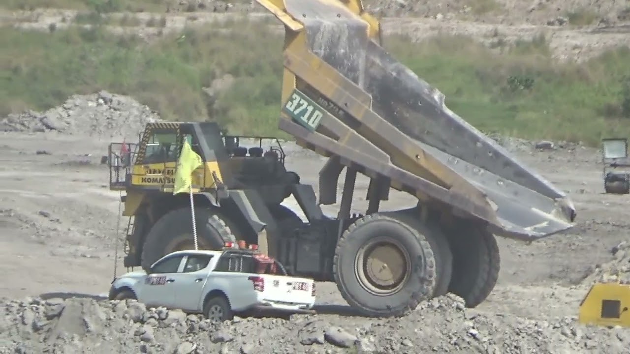 KOMATSU HD 785 DUMPING DI DISPOSAL - YouTube