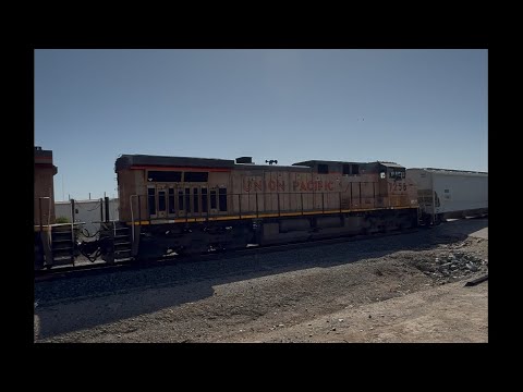 UP 8258 MRVEU With Flagless GEVO West/Northbound 20th St Wye Track - YouTube