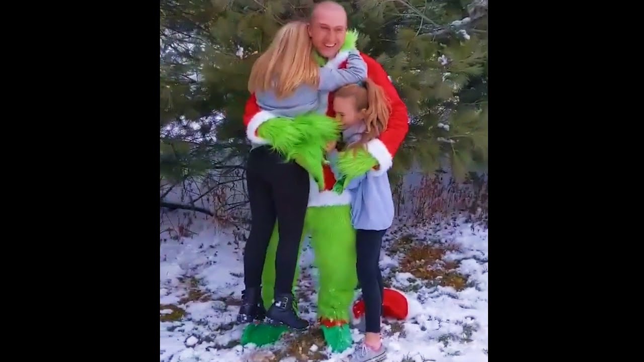 Soldier Returns Home and Dresses As The Grinch To Surprise His ...