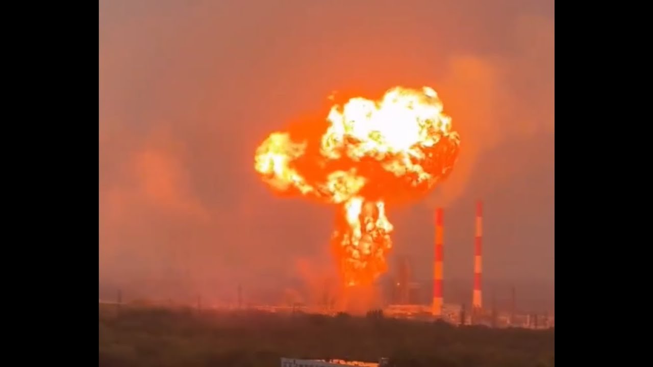 HUGE Fireball (Over 350 Meters!) at Novokuibyshevsk Oil Refinery in ...