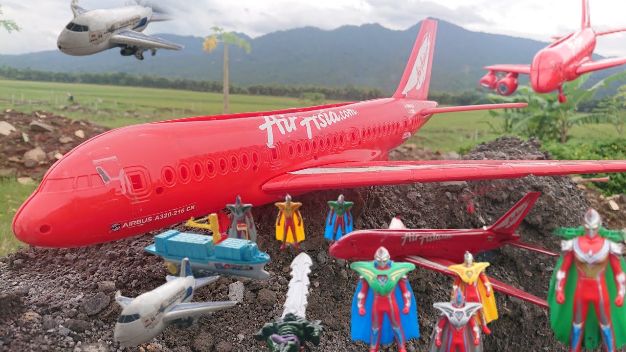 waw seru!! menemukan robot ultraman, pesawat air asia, pesawat garuda ...
