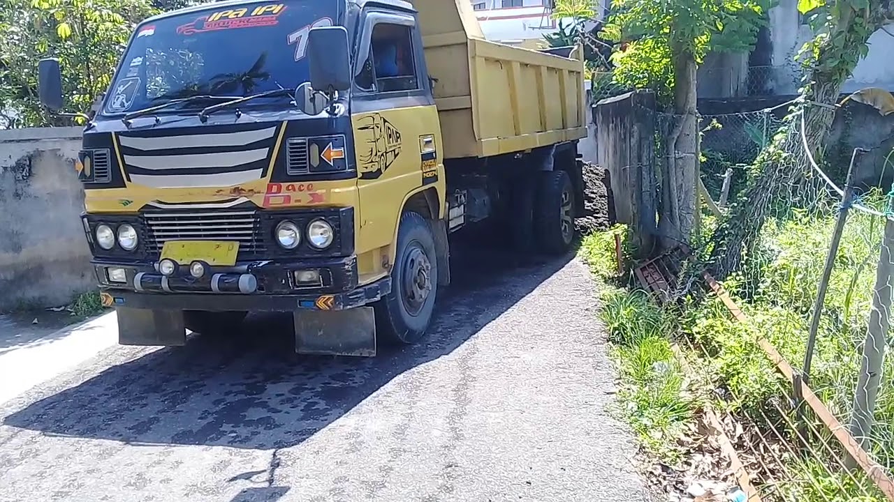 Dump truck muat pasir - YouTube