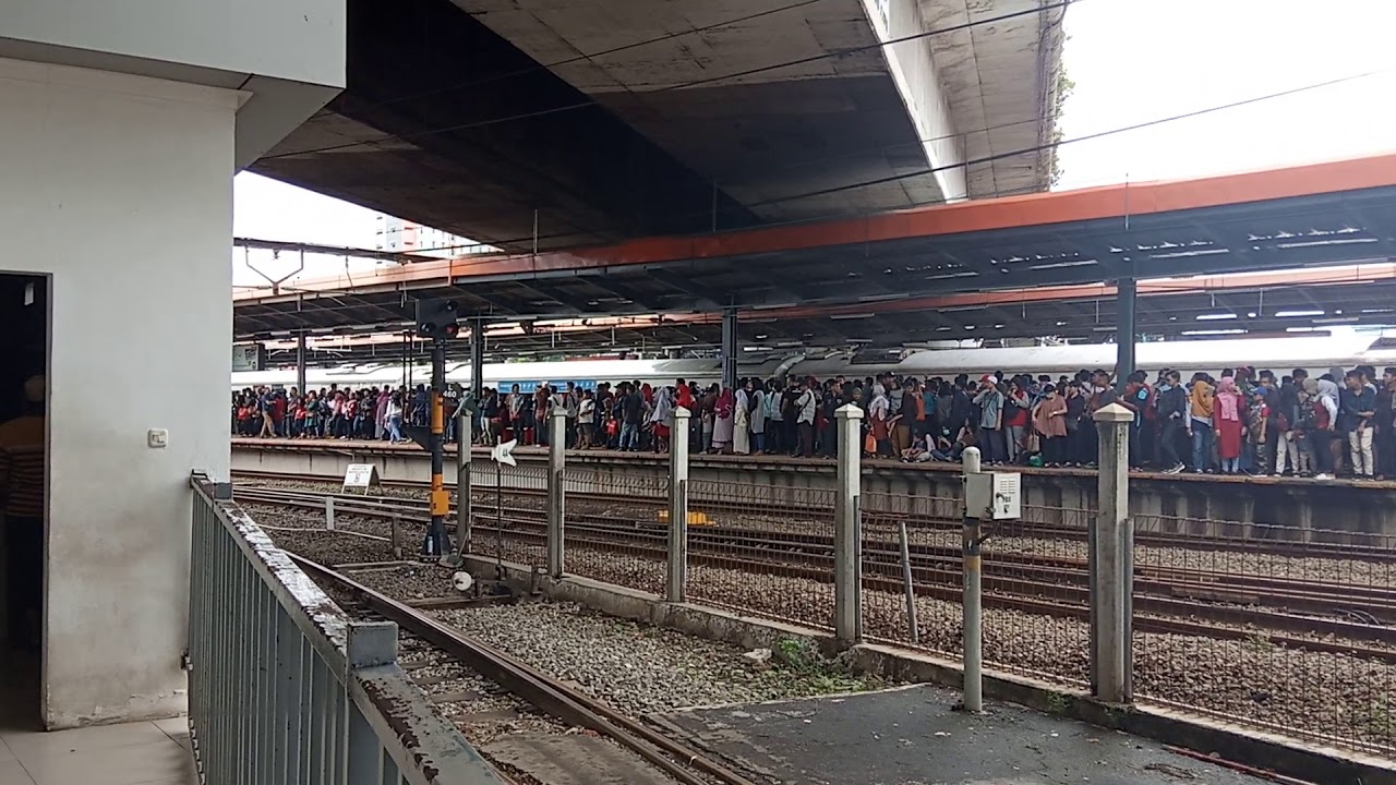 Lokomotif CC 300 12 03 INKA Masuk Dipo Tanah Abang - YouTube