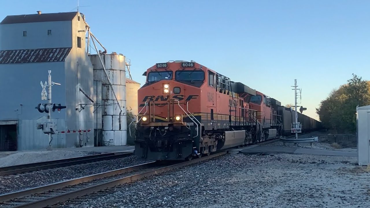BNSF 6046 leads empty coal EMHSEBM on 10/18/22 - YouTube