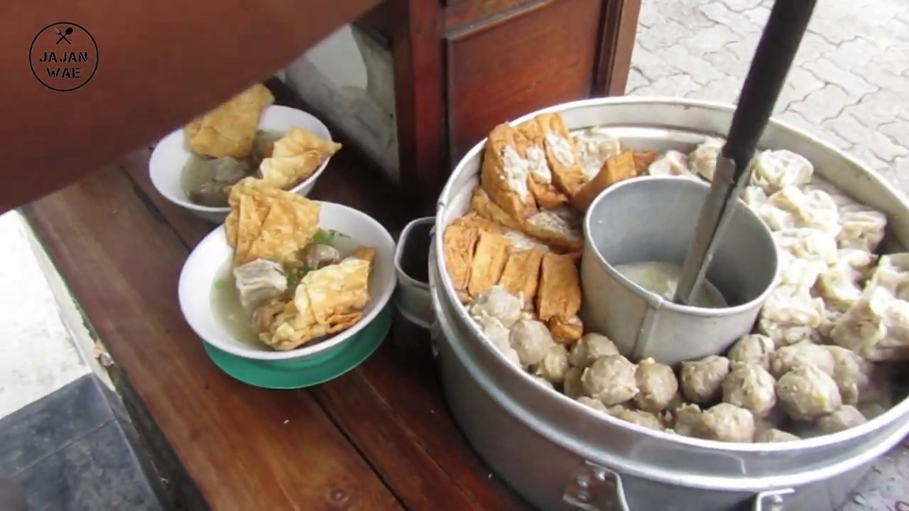 Bakso Malang Teman Saat Musim Hujan - YouTube