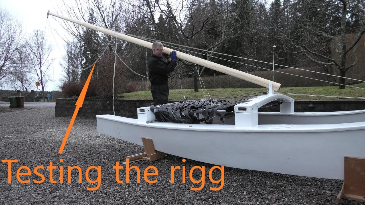 Raising the newly built mast, wooden look, hollow, light and strong ...
