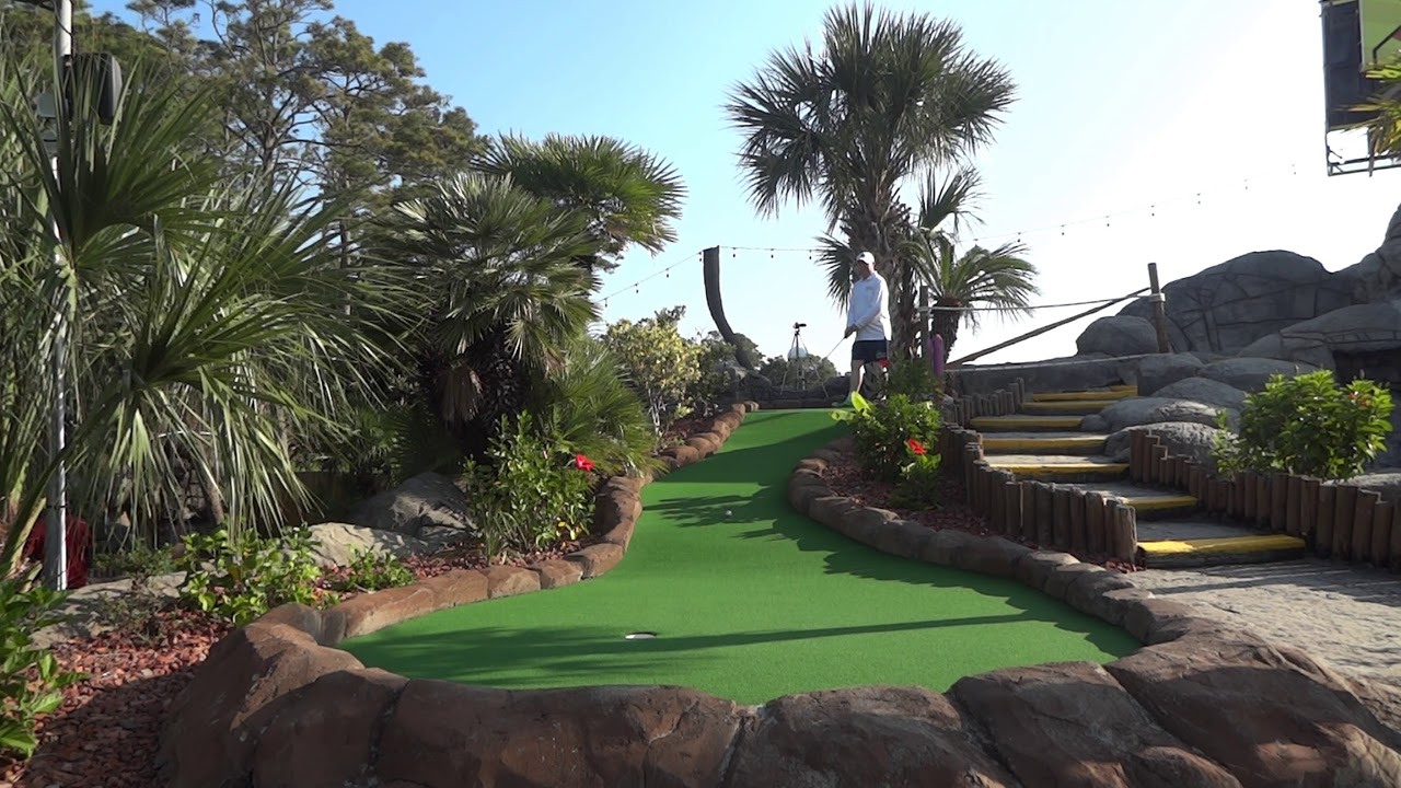 How to make the ace on Hole 10 at the Hawaiian Rumble Mini Golf course ...