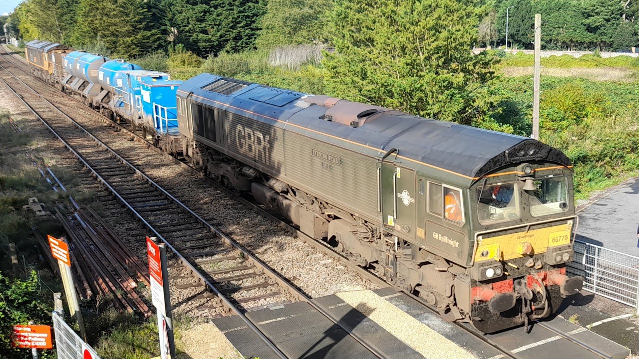 66779 Evening Star - 66769 LMA Idle Through Whitlingham Junction (29/09 ...