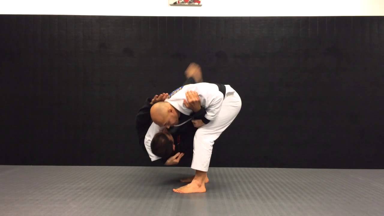 Gracie Jiujitsu 101: self defence against double handed choke / throat ...