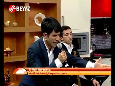 Turk milletini duygulandiran Azeri sanatcisi  Beyaz TV de.