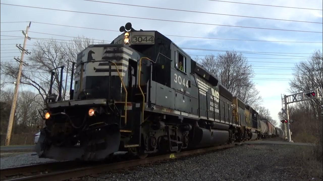 NS GP40-2 3044 With Leslie RS3L Leads CSAO WPMI-61 Northbound 3/13/24 - YouTube