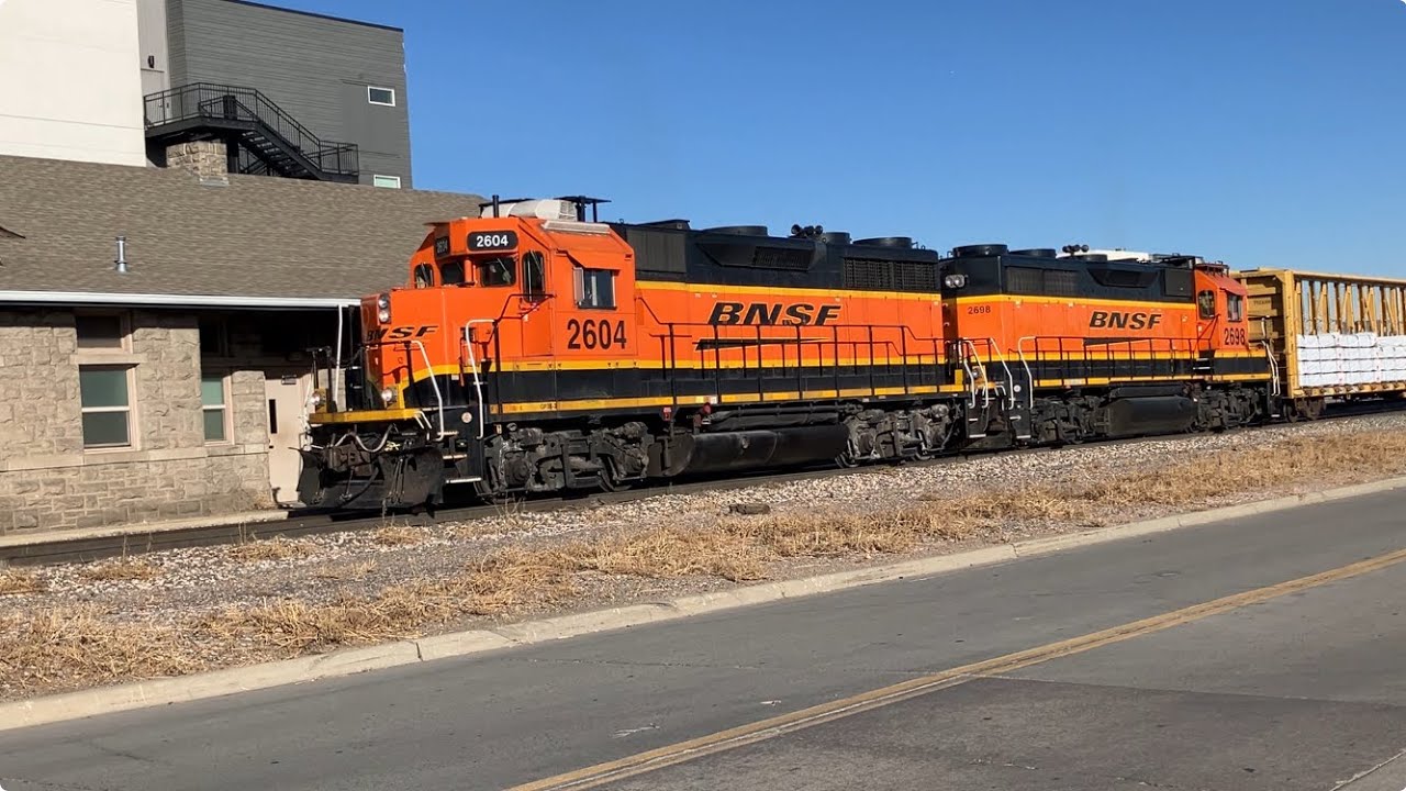 BNSF 2604 leads a lumber train at Longmont - YouTube