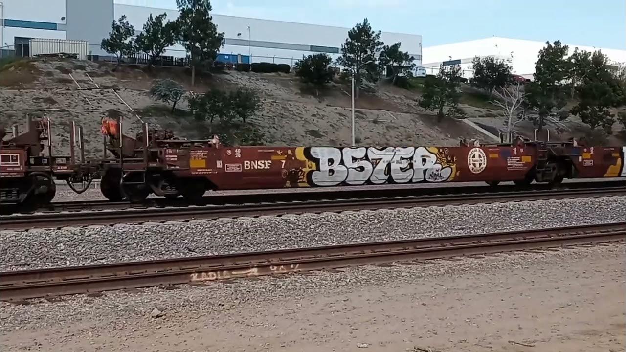 FAST BNSF empty intermodal train - YouTube