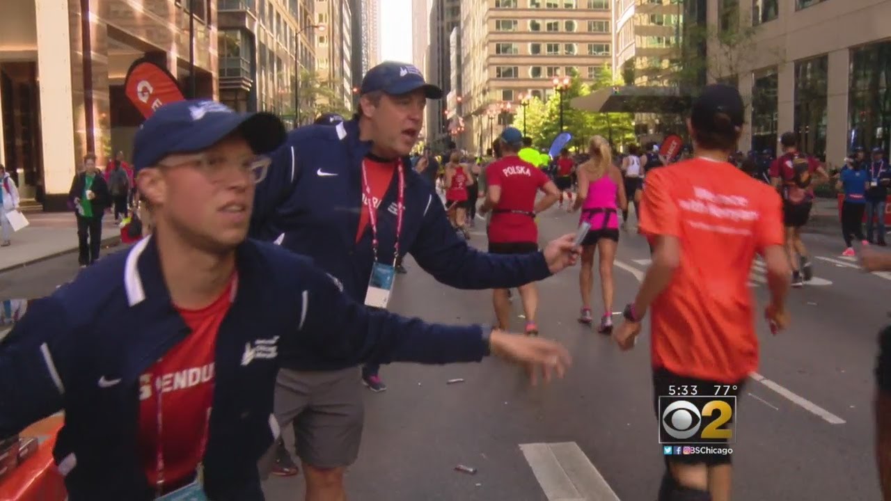 Fans Cheer On Runners During Chicago Marathon - YouTube