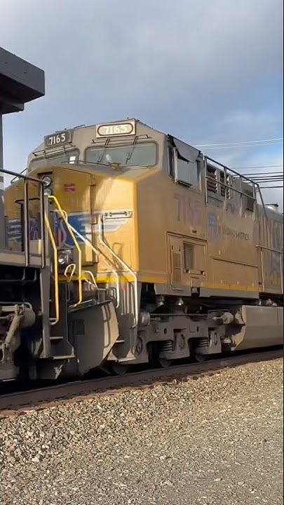 NS 4530 AC44C6M leads a short NS 23G through Manville NJ with UP 7165 AC44CW trailing 2/19/2023 ...