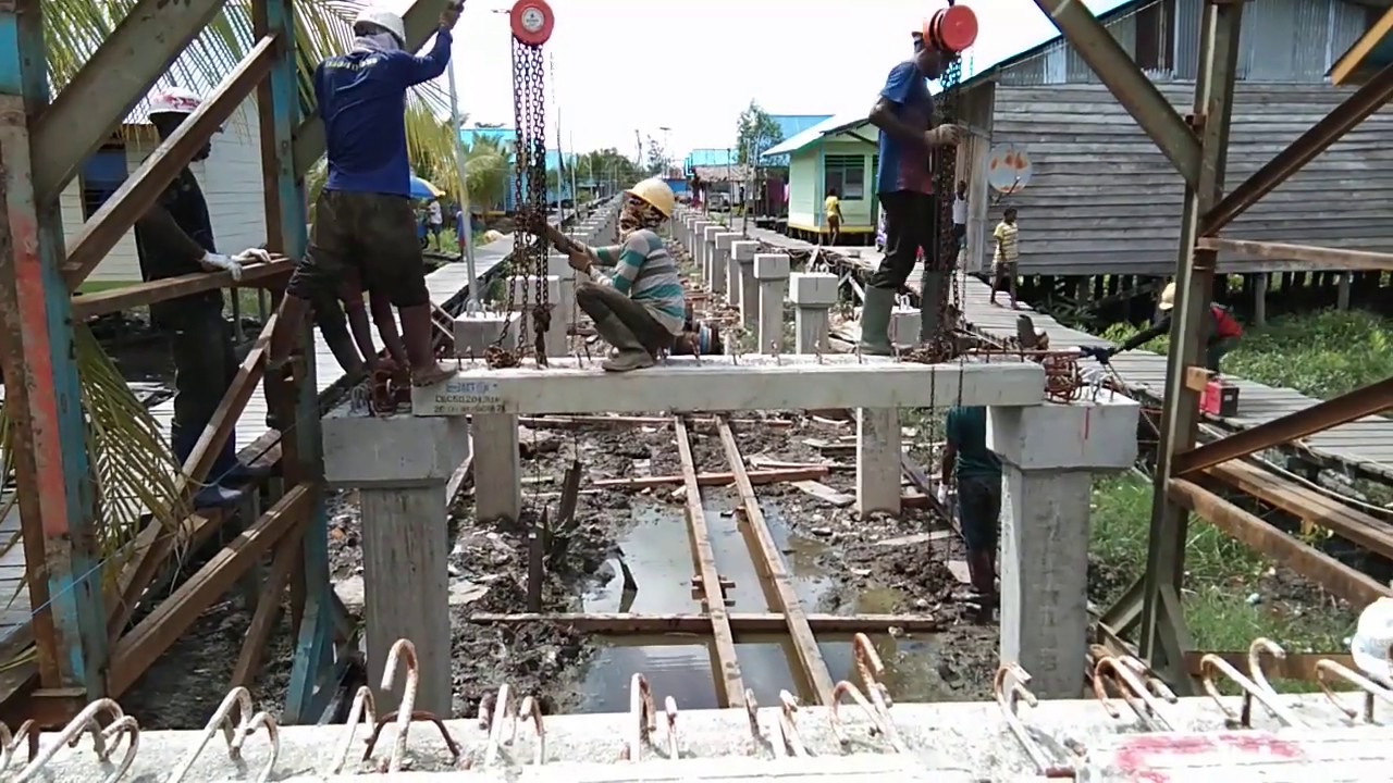 Pemasangan Balok Pracetak dengan PORTAL GANTRY - YouTube