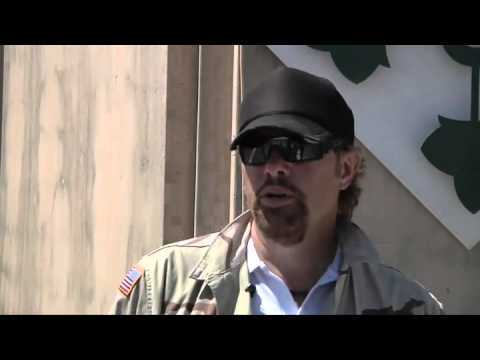 Toby Keith Visits COB Speicher - YouTube