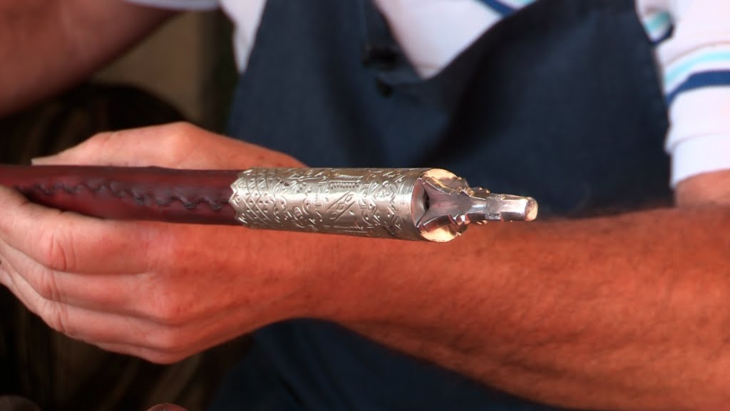 The makhila, a prestigious Basque walking stick - YouTube