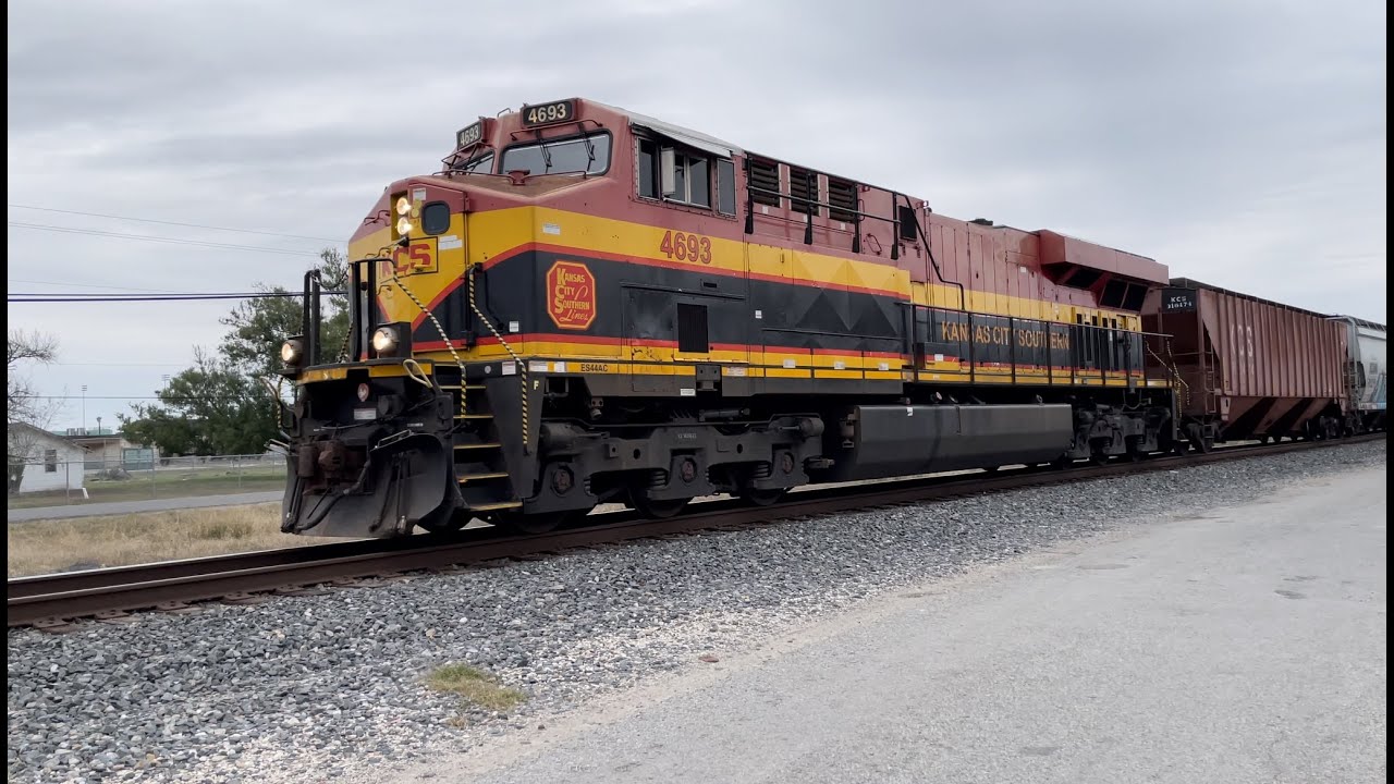 KCS 4693 w/ Nice Forward Facing K5HL leads loaded grain. - YouTube