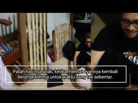 ayah berangkat kerja,tapi anaknya masih belum tuntas kangennya.