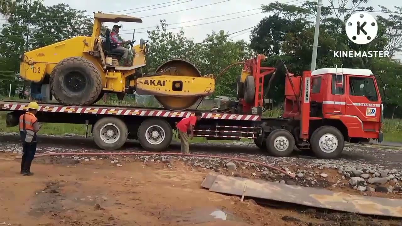 alat berat penggilas/ stum naik truk - YouTube